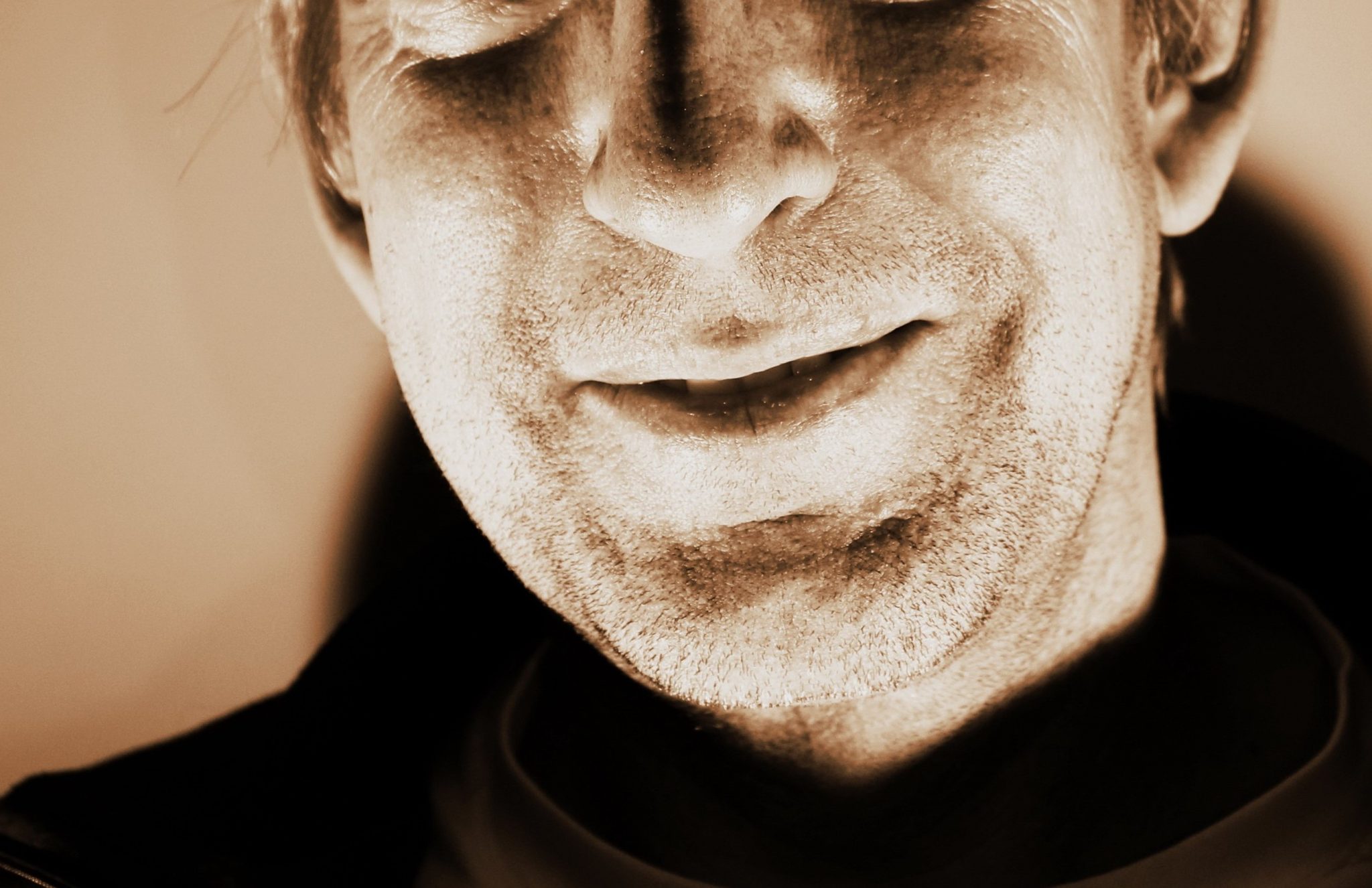 Dreaming of a Dead Person Smiling (6 Signs to Look After)